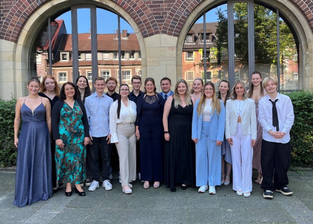 carecampus Pflegeakademie verabschiedet 16 Pflegefachkräfte – carecampus